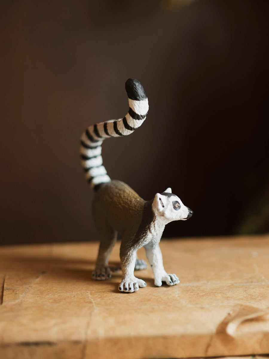 Ring-Tailed Lemur Figurine, HD787 – Black Moth