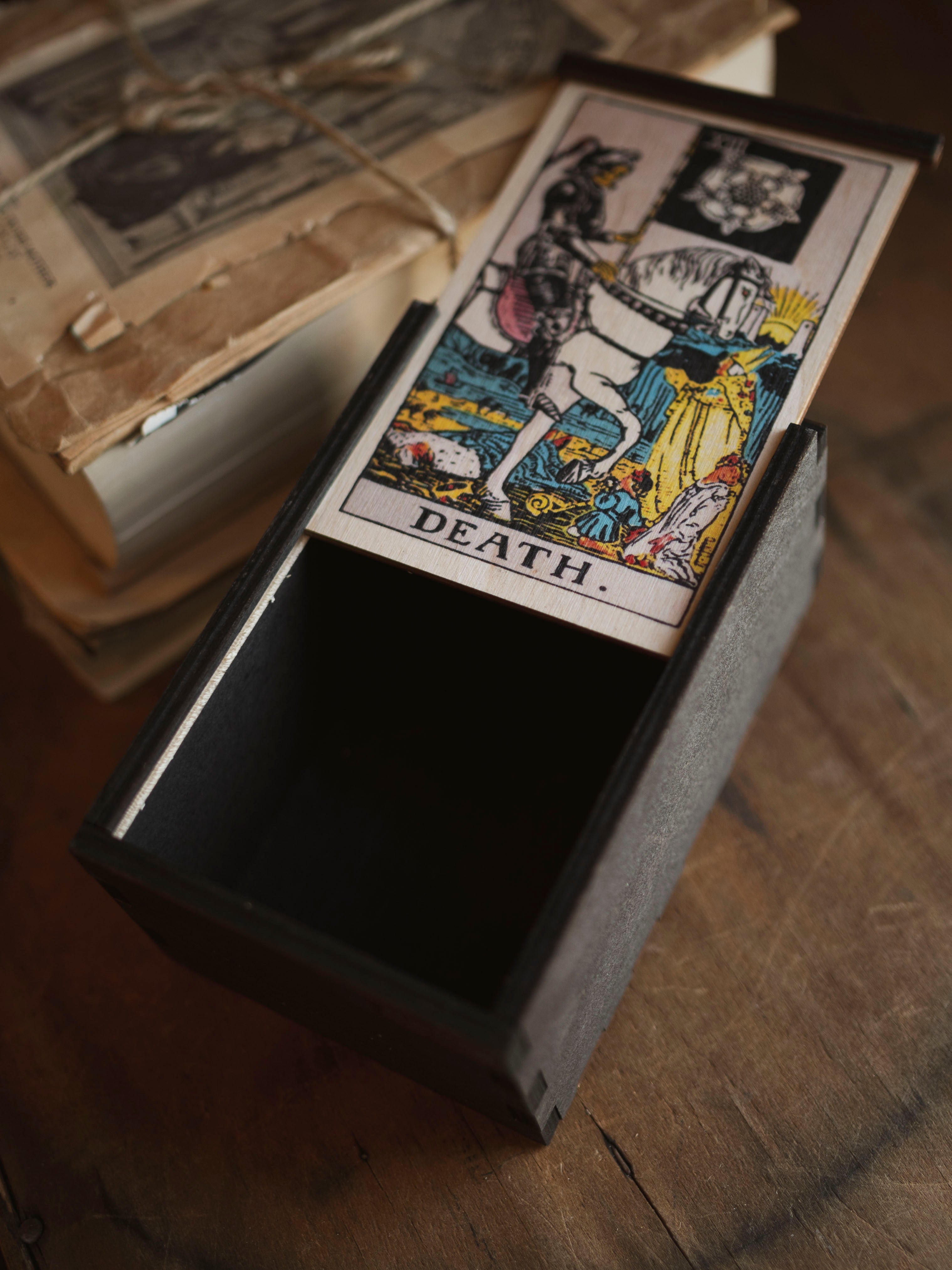Death Tarot Box, HD526 – Black Moth